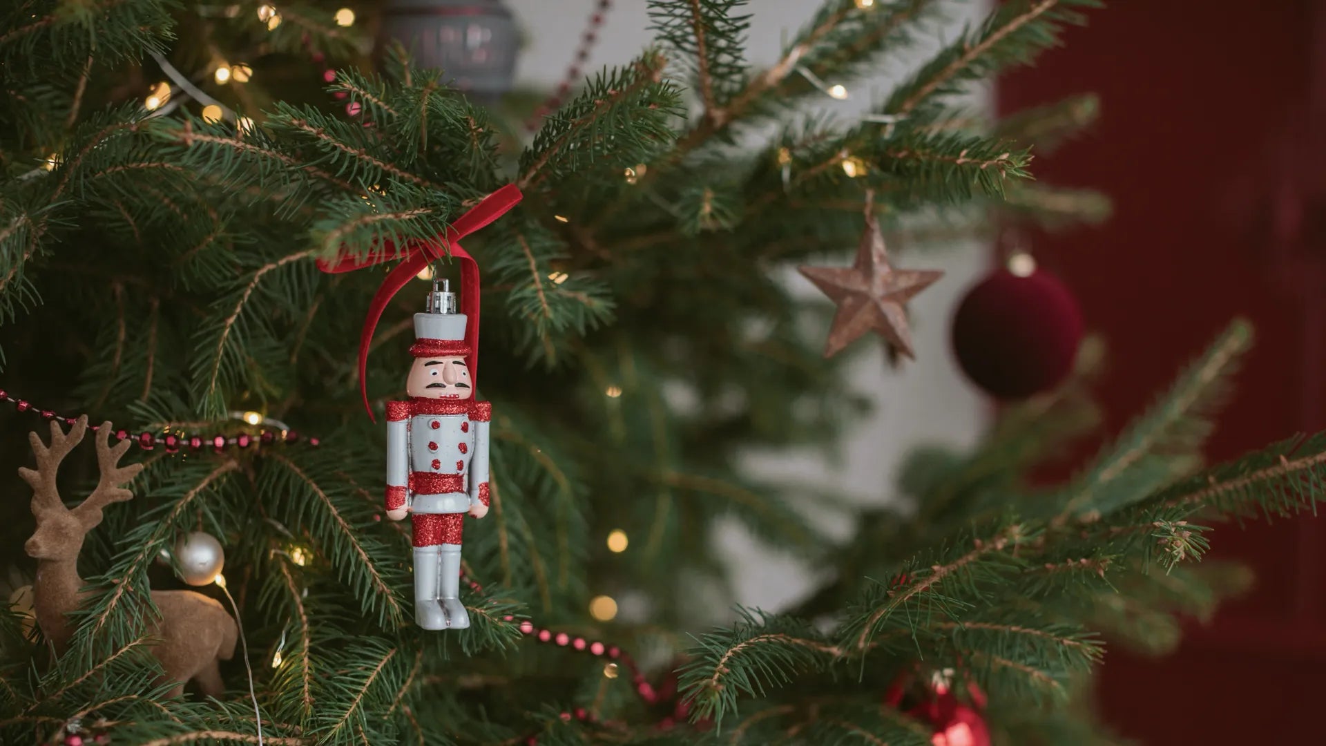 Artificial or Real Christmas Tree? | Treasy Trees